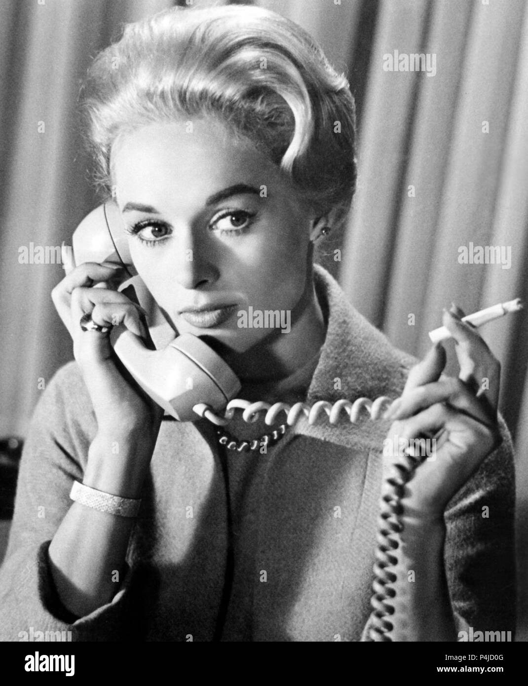 Alfred hitchcock birds scene hi-res stock photography and images - Alamy