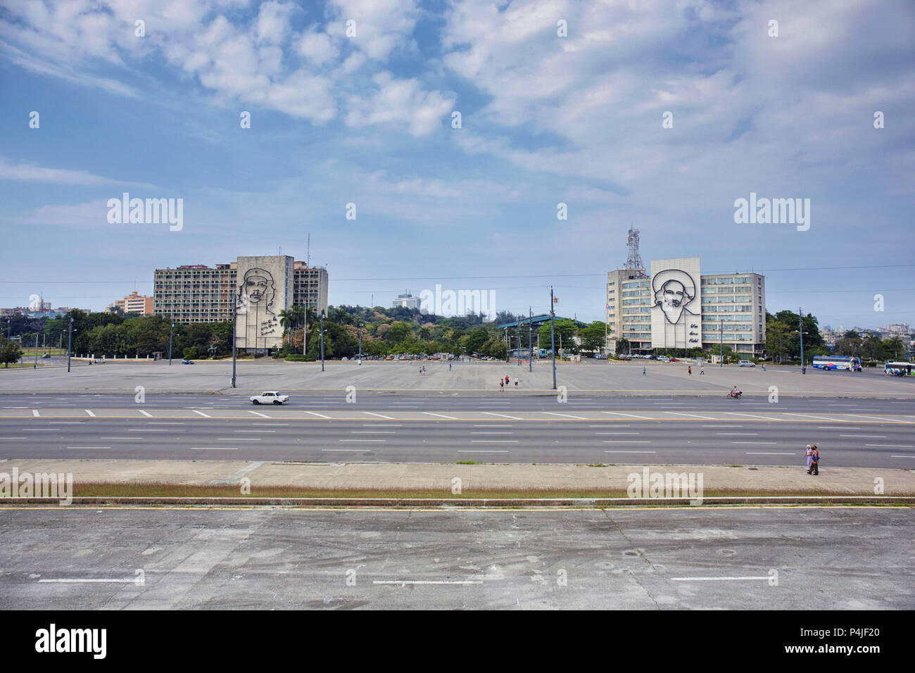 Buildings in Havana's Plaza de la Revolucion with portraits of Che ...