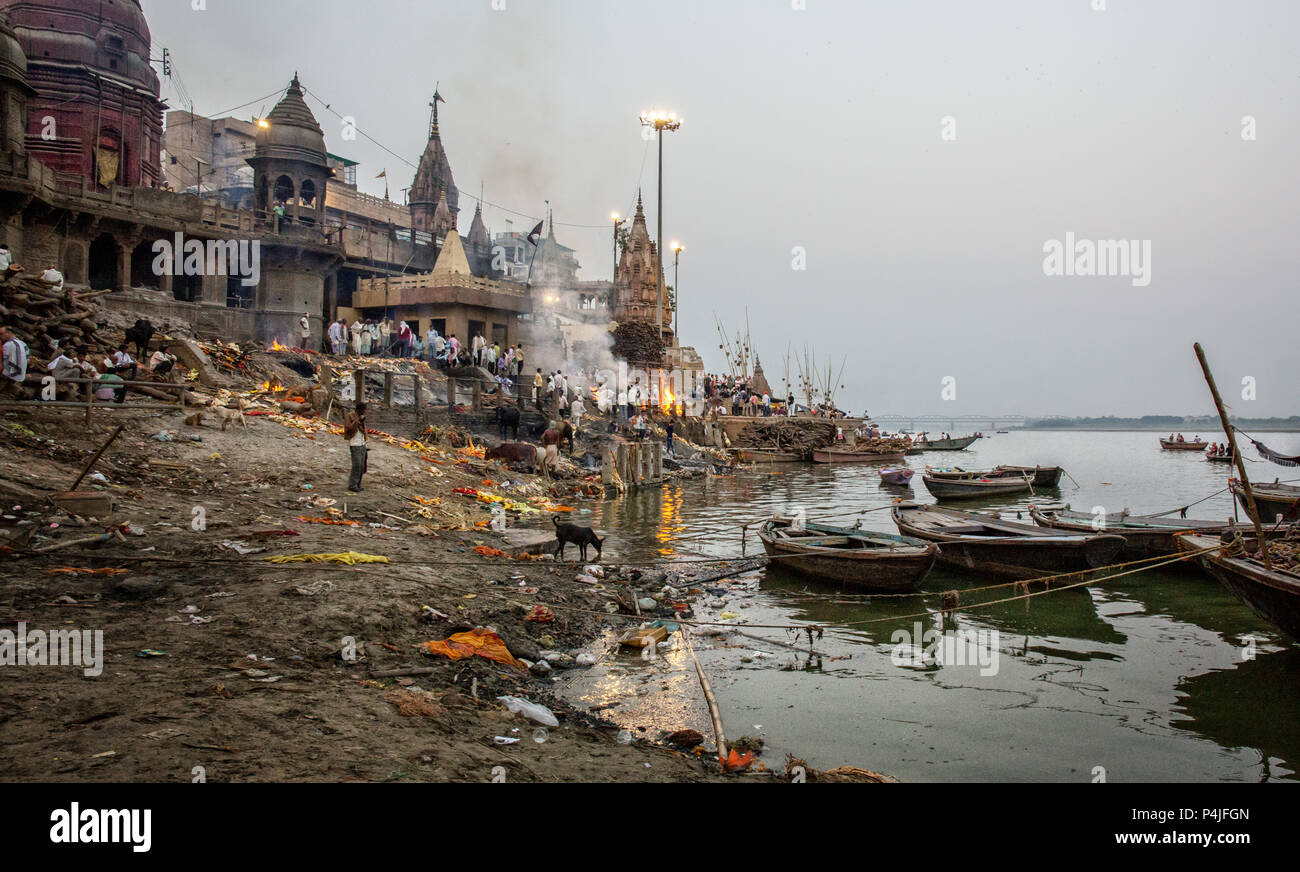 Hindu cremation ceremony at Manikarnika Ghat on banks of holy Ganges ...