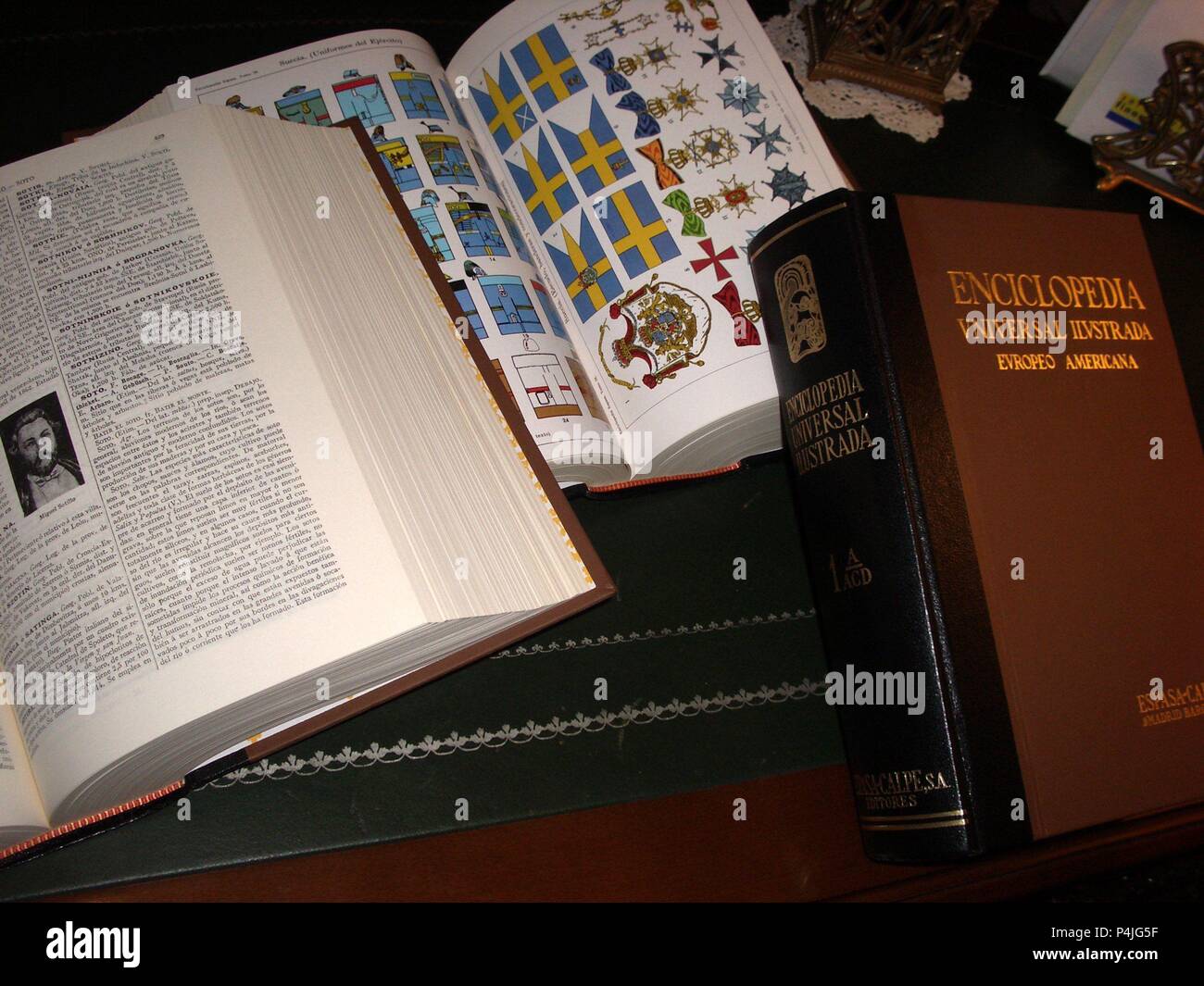 Varios tomos abiertos de la Enciclopedia Universal Ilustrada de la ...