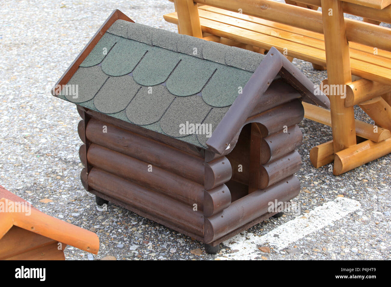 New Dog House Made From Log Wood Stock Photo - Alamy