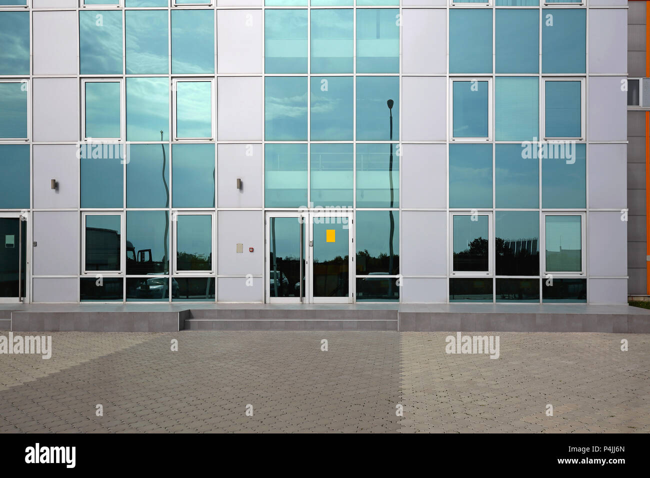 Green glass facade hi-res stock photography and images - Alamy