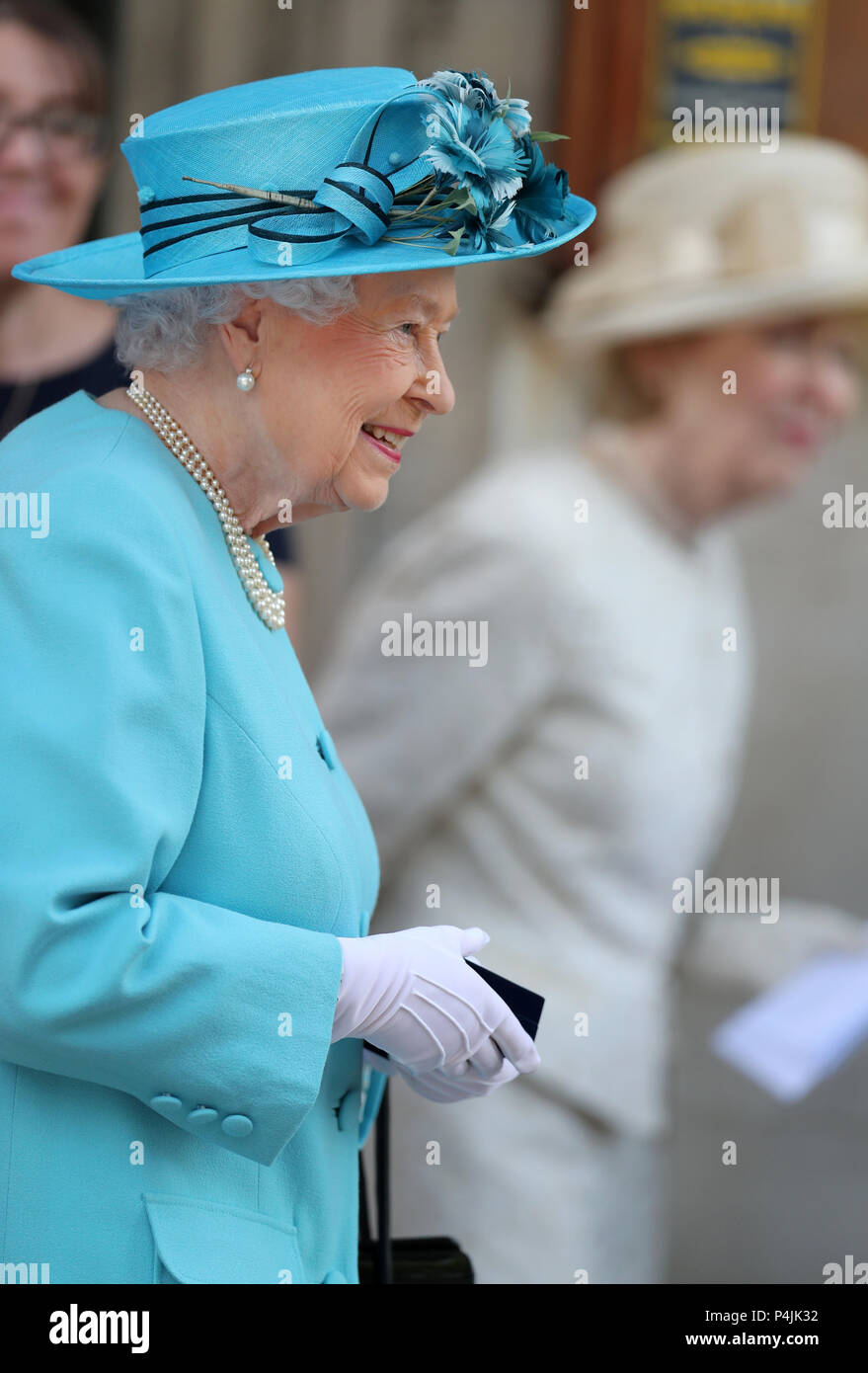 Queen elizabeth ii blue hat hi-res stock photography and images - Alamy