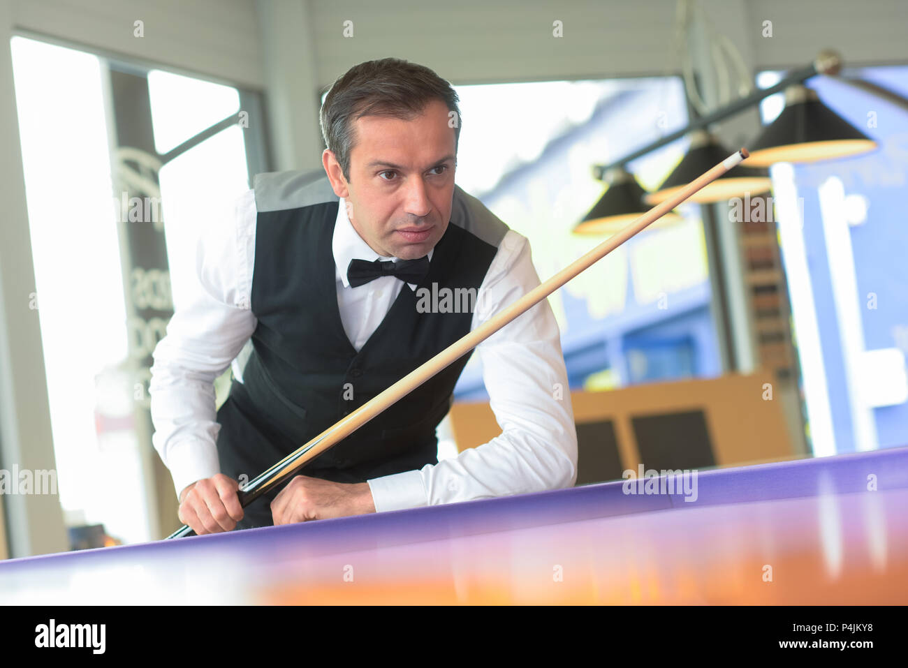 Snooker player hi-res stock photography and images - Alamy