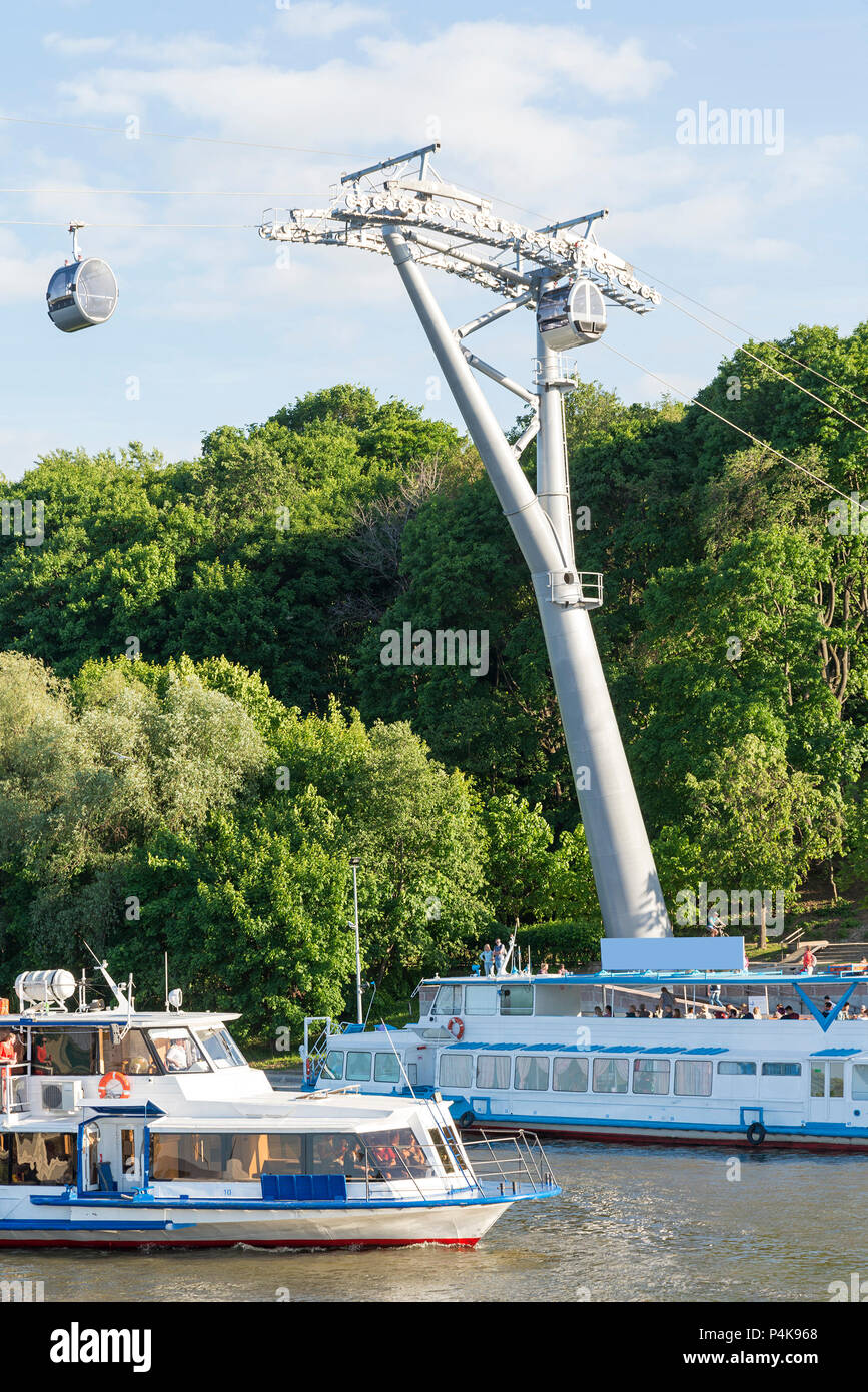 the cable car passes over the Moscow river, connects the observation ...