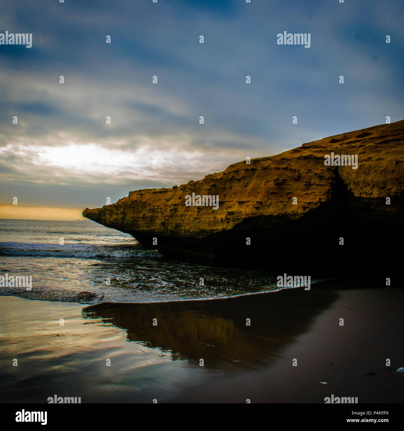 Atardecer en la Playa Stock Photo - Alamy