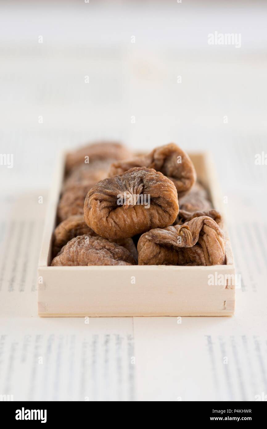 Dried figs in a wooden box Stock Photo - Alamy