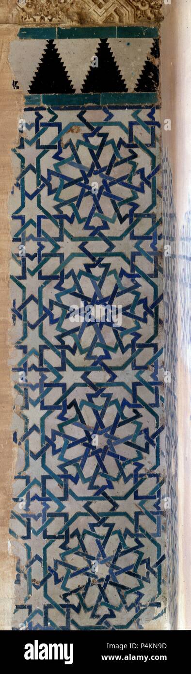 ZOCALO DE AZULEJOS DE LA ALHAMBRA DE GRANADA DEL PABELLON DEL PARTAL ...