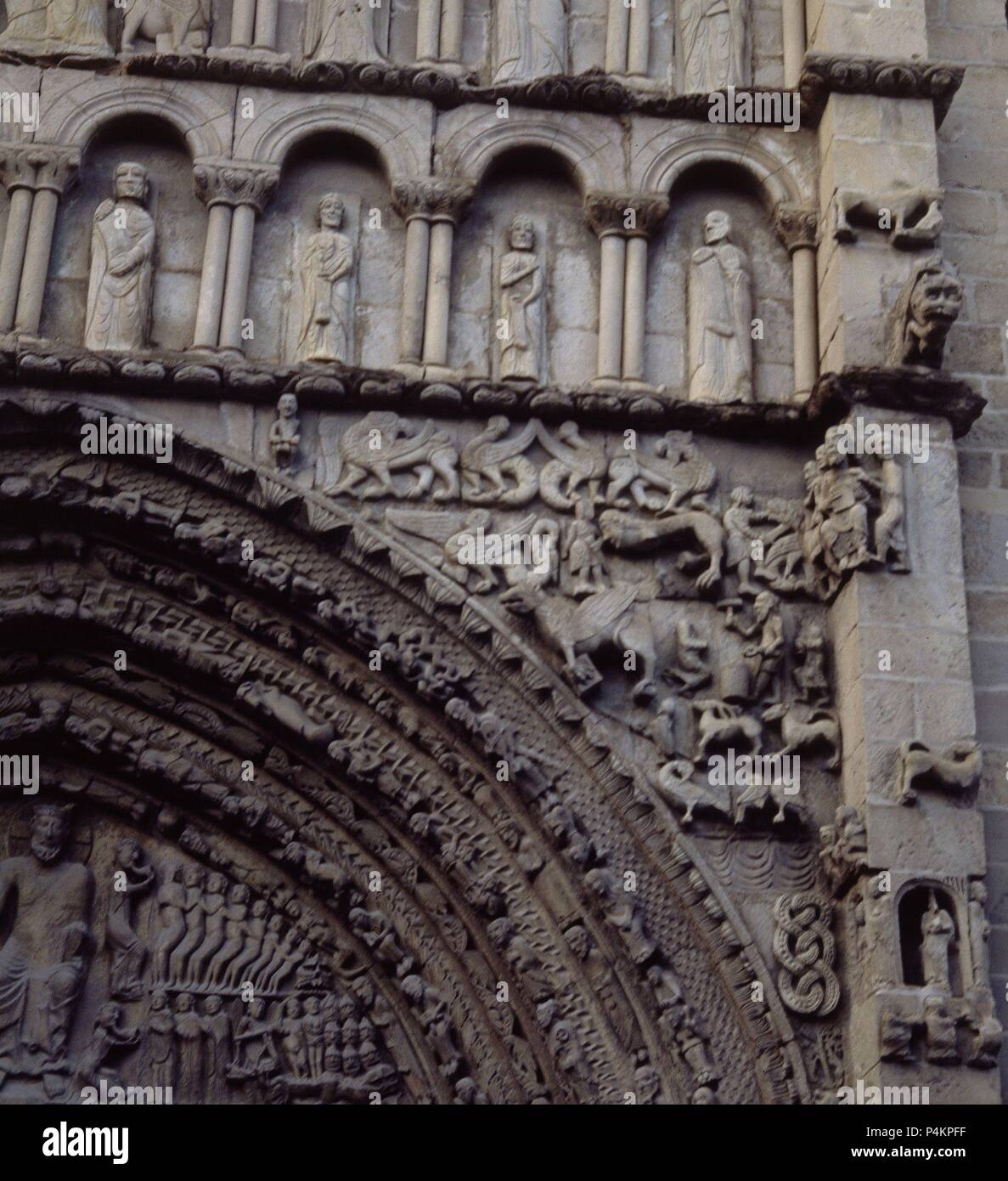 DETALLE DE LA ENJUTA DE LA PORTADA DE LA IGLESIA DE SANTA MARIA LA REAL ...
