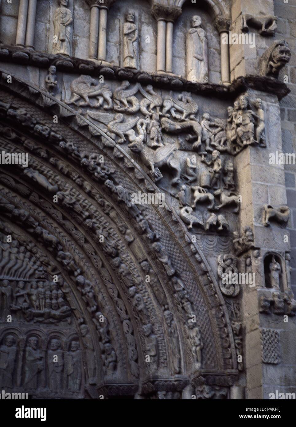 DETALLE DE LA ENJUTA DE LA PORTADA DE LA IGLESIA DE SANTA MARIA LA REAL ...
