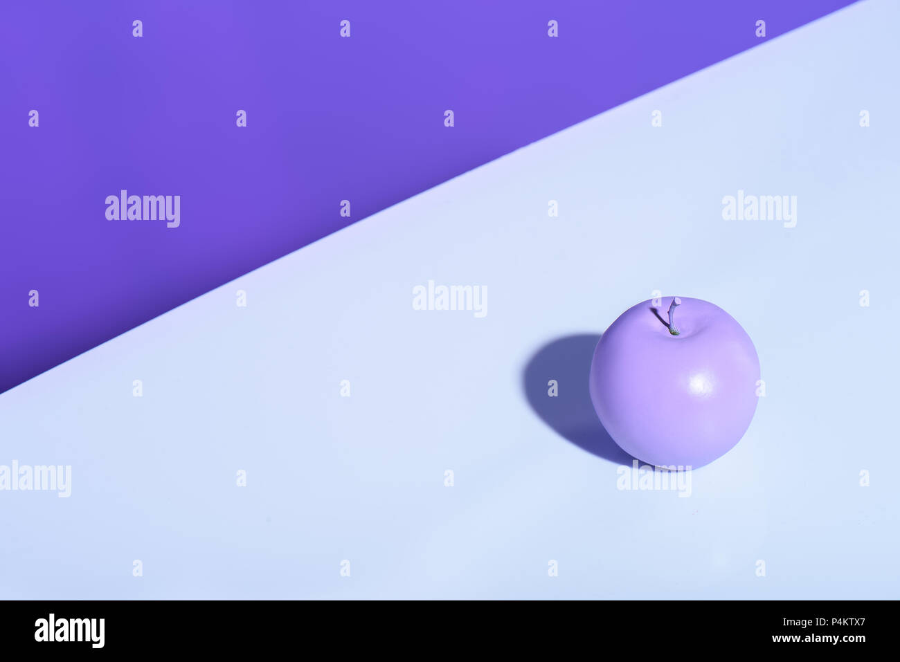 purple apple on violet background with copy space Stock Photo - Alamy
