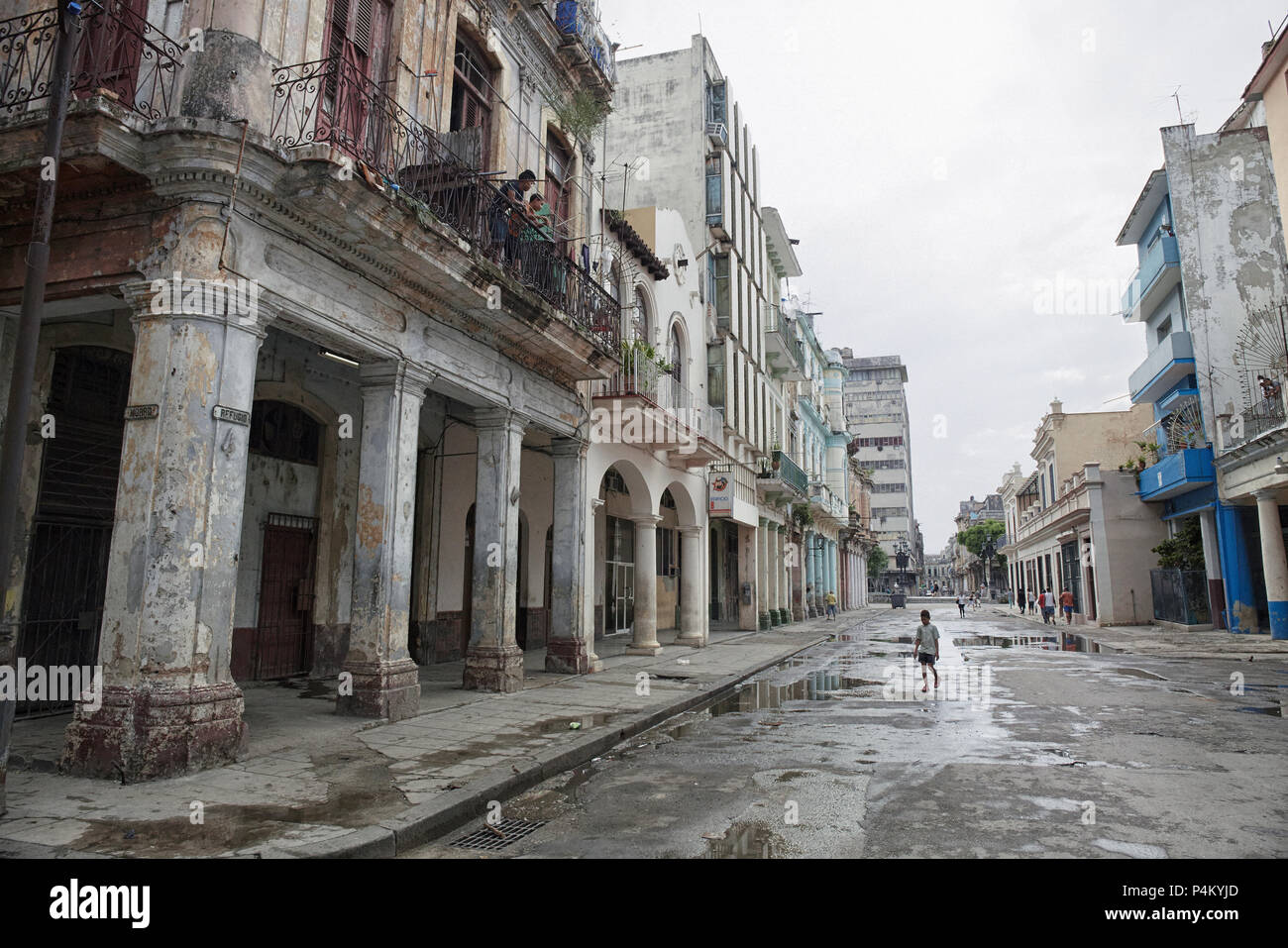 Classic havana cuba street urban decay hi-res stock photography and ...