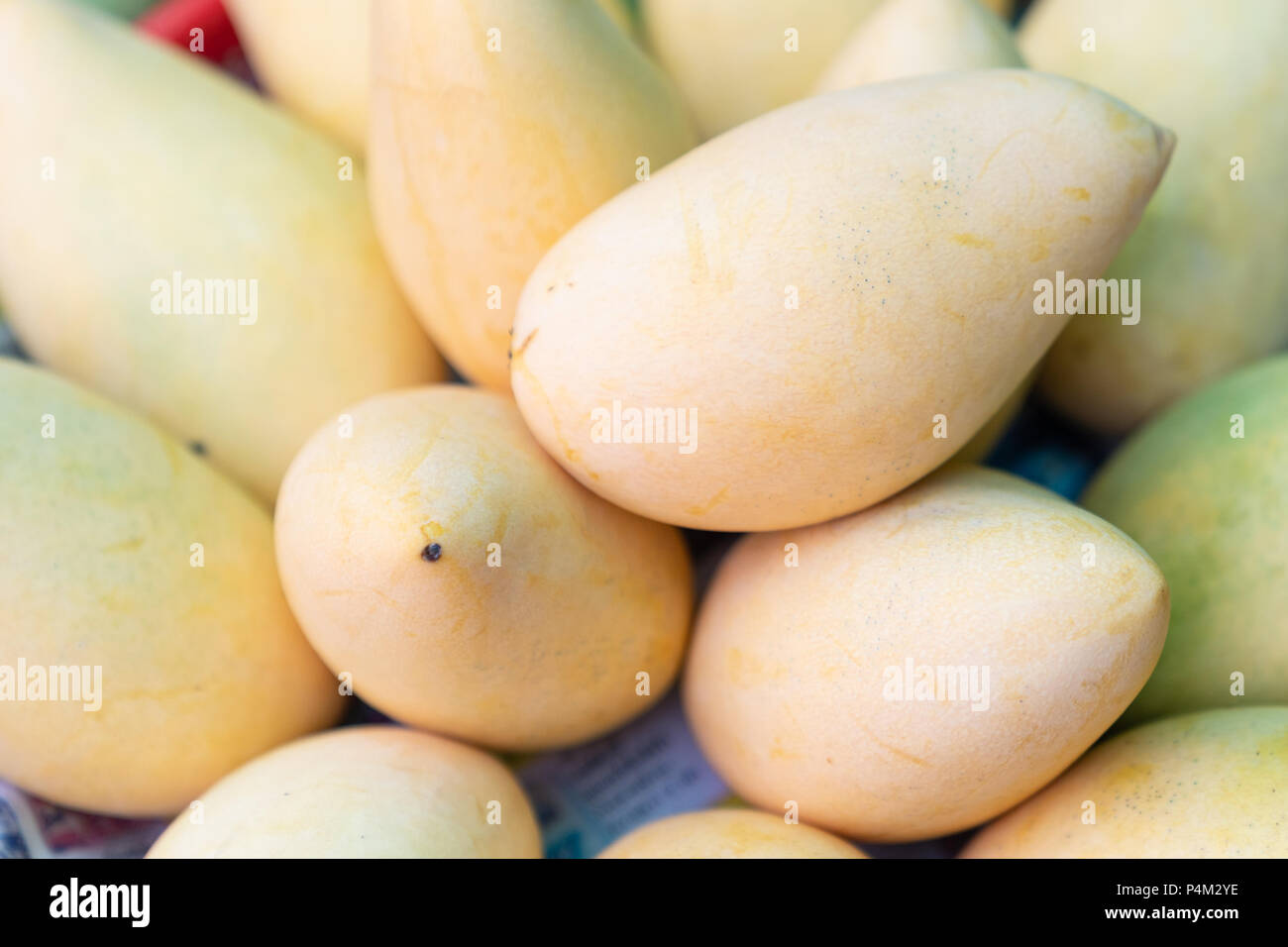 Ripe mangos for sale hi-res stock photography and images - Alamy