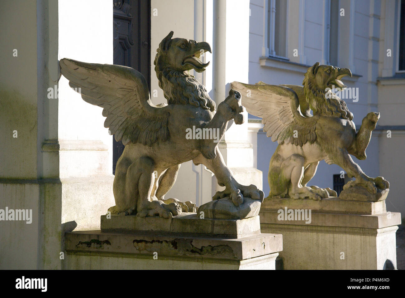 Two griffin statue hi-res stock photography and images - Alamy