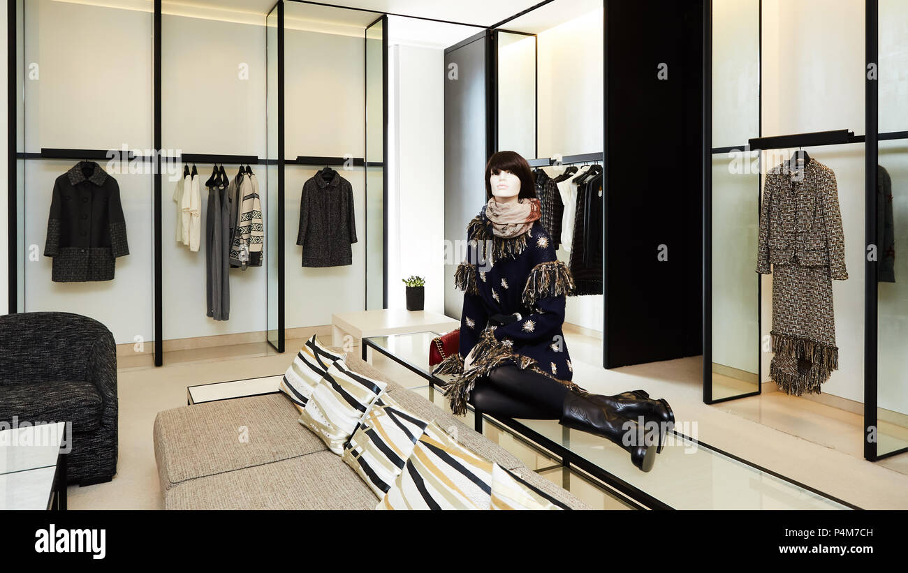 fashionable interior of boutique in modern mall Stock Photo - Alamy