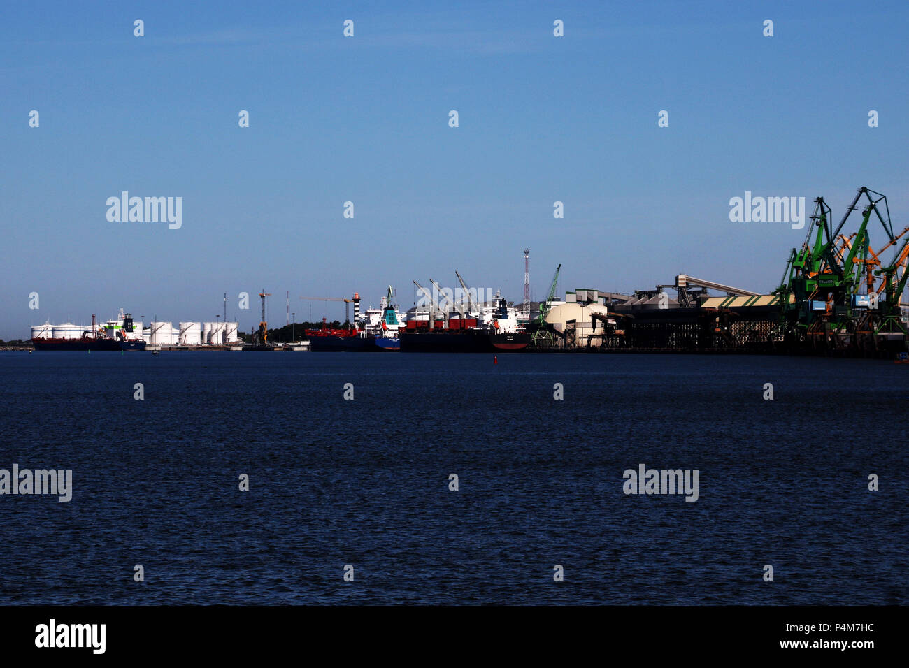 Heavy machine industry port hi-res stock photography and images - Alamy