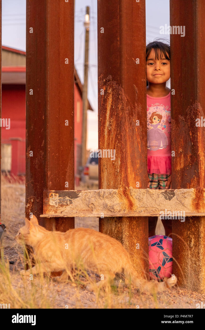 Us border fence child hi-res stock photography and images - Alamy