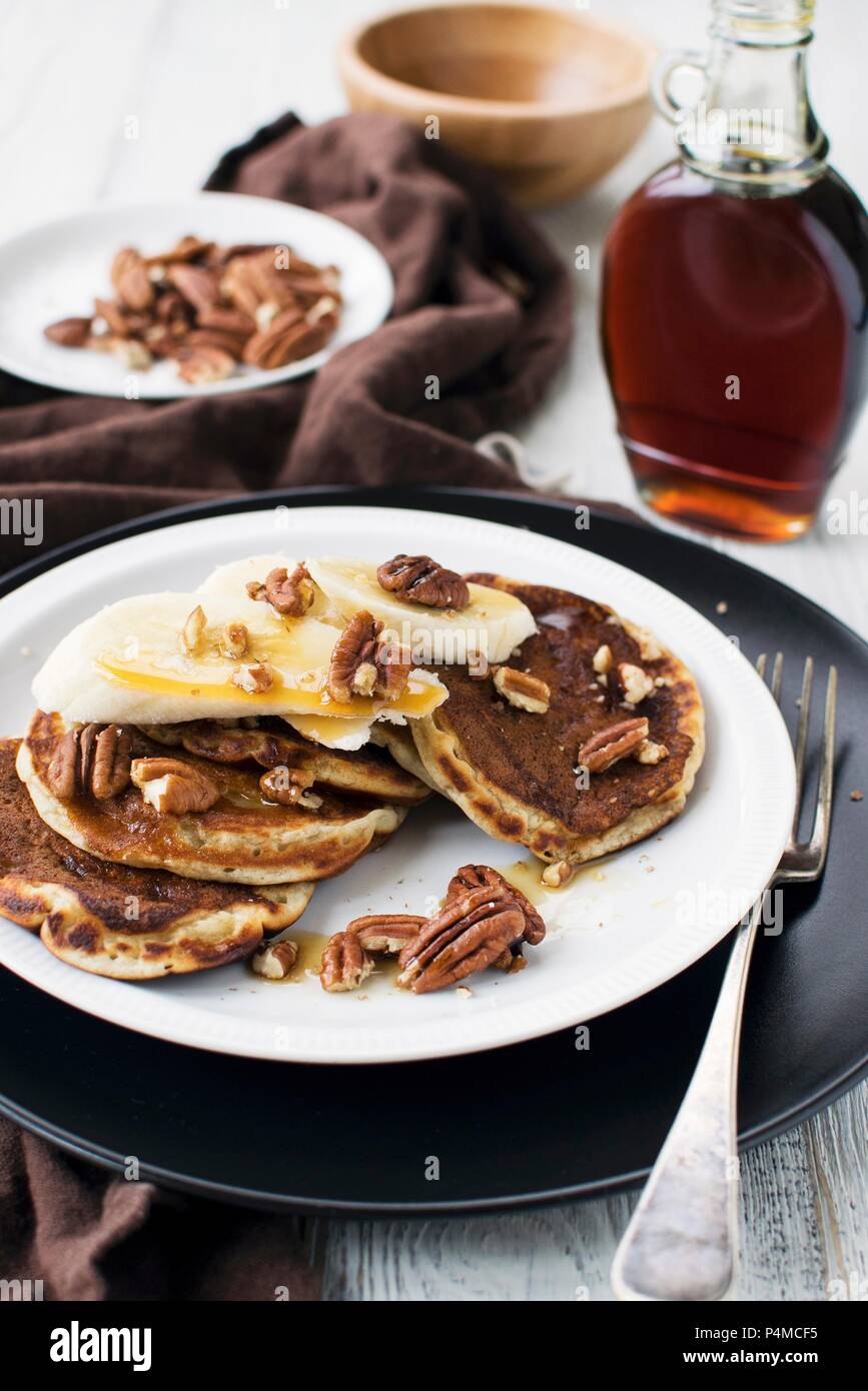 Pancakes with bananas, maple syrup and pecans Stock Photo - Alamy