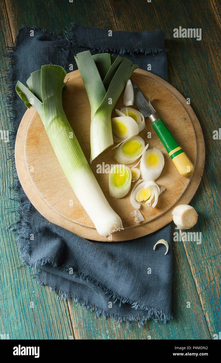 Round wooden chopping board hi-res stock photography and images - Alamy