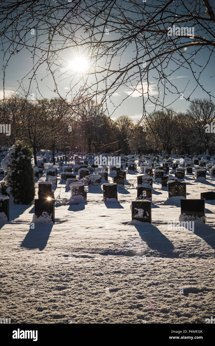 Grave marker snow hi-res stock photography and images - Alamy