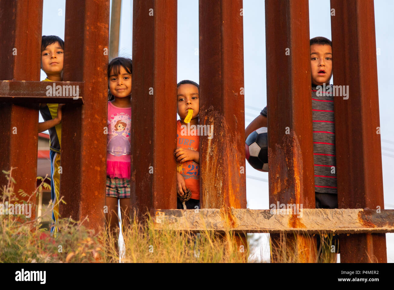 Immigration mexico fence child hi-res stock photography and images - Alamy