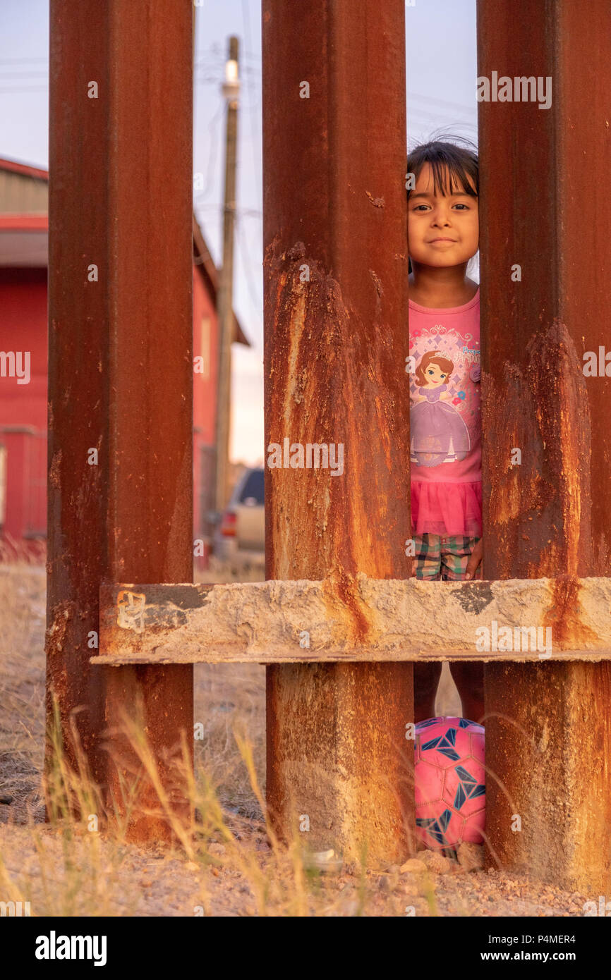 Us border fence child hi-res stock photography and images - Alamy