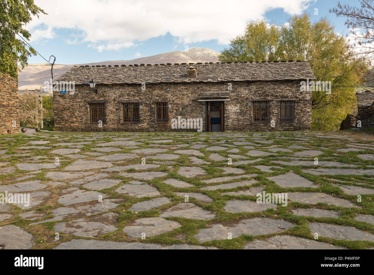 One story house hi-res stock photography and images - Alamy