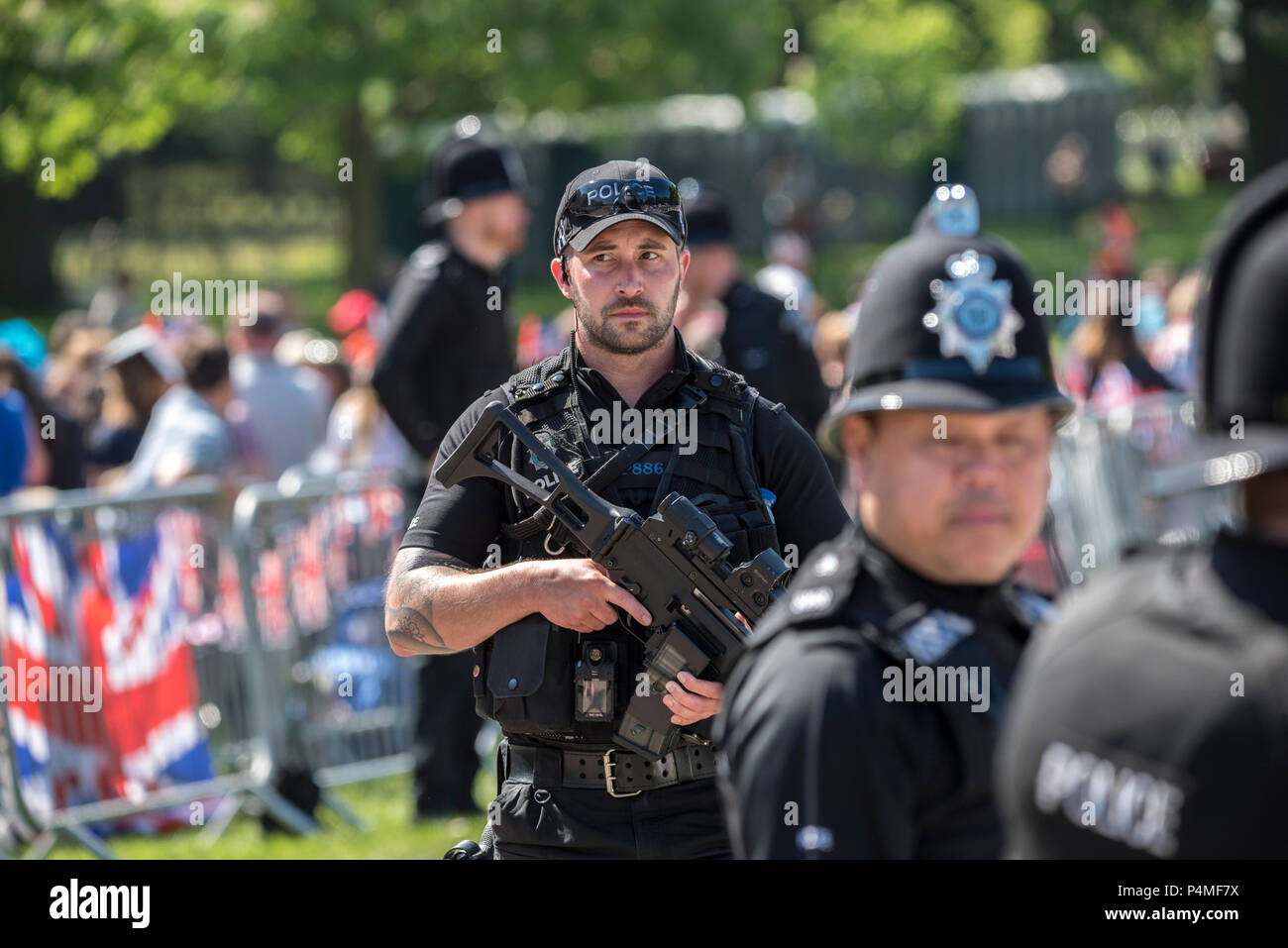 Ms meghan markle st georges chapel hi-res stock photography and images ...