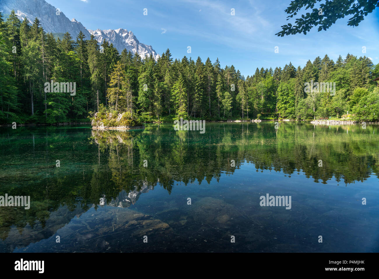 Badersee unterhalb der Zugspitze im Wettersteingebirge in Grainau ...