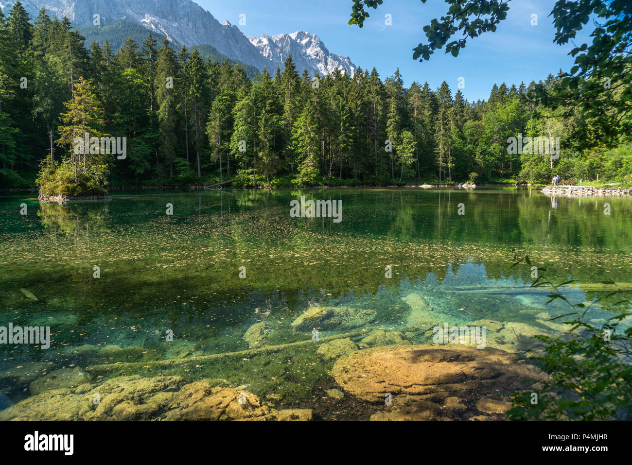 Badersee unterhalb der Zugspitze im Wettersteingebirge in Grainau ...