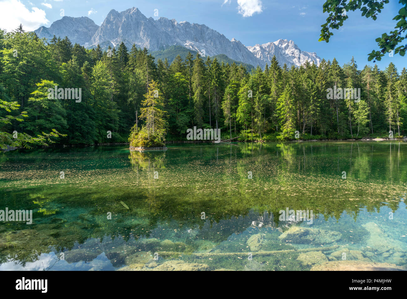 Badersee unterhalb der Zugspitze im Wettersteingebirge in Grainau ...