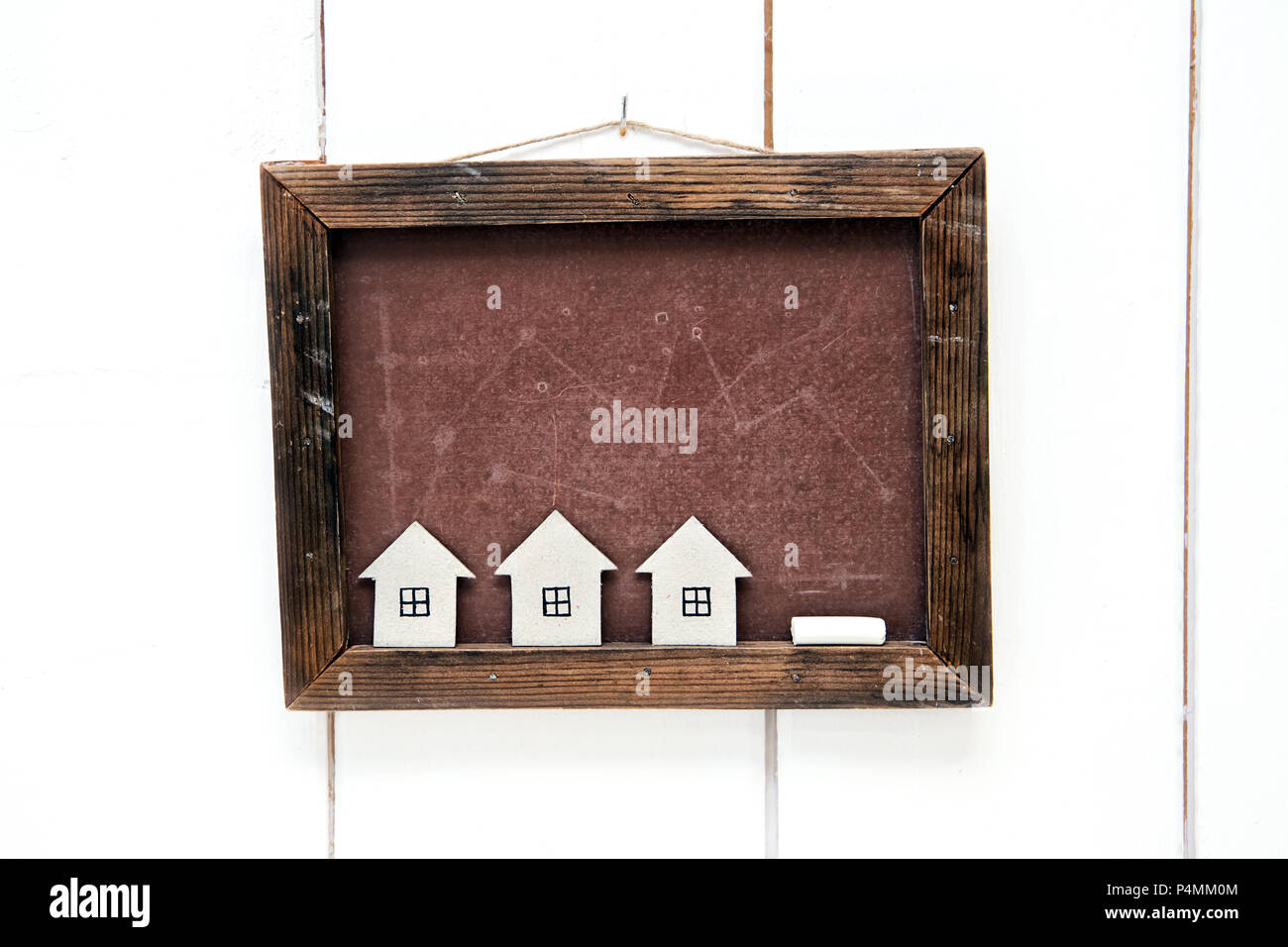 Cardboard houses hi-res stock photography and images - Alamy