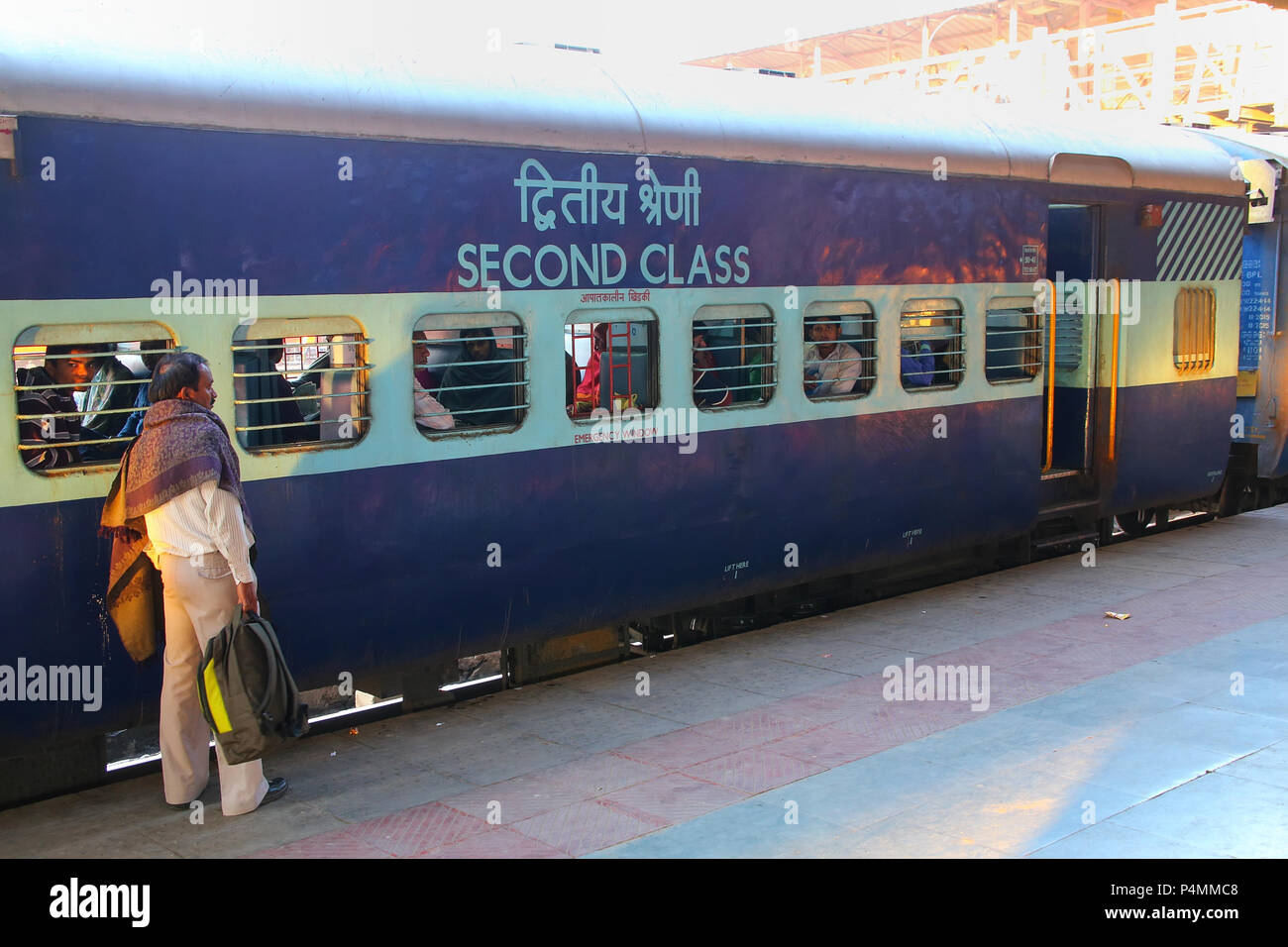 Local train, crowd, india hi-res stock photography and images - Alamy