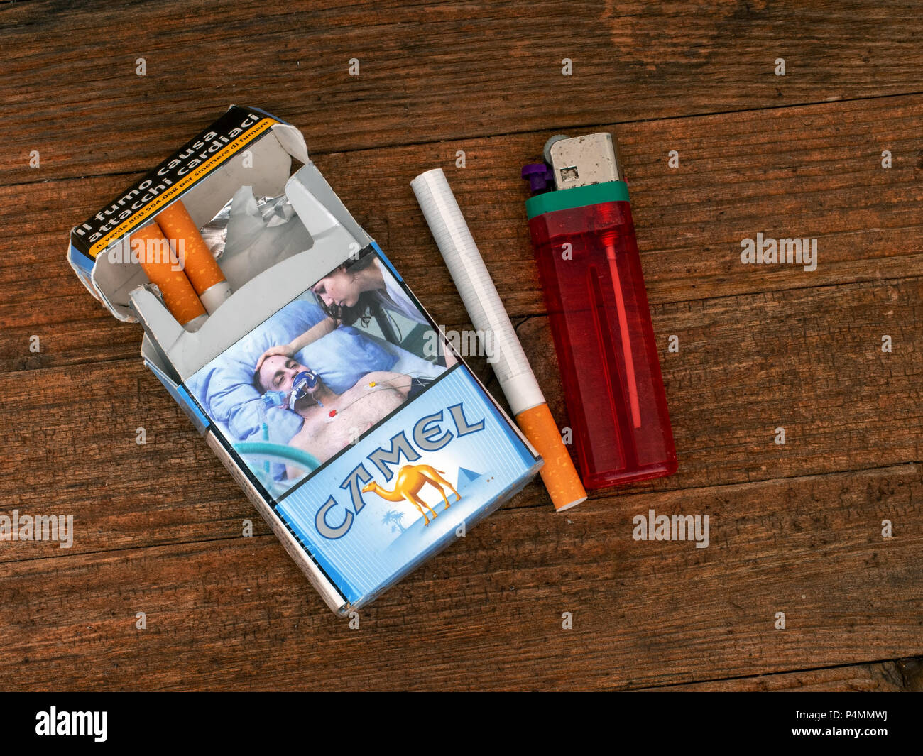 Warning says: Smoking causes heart attacks Stock Photo - Alamy