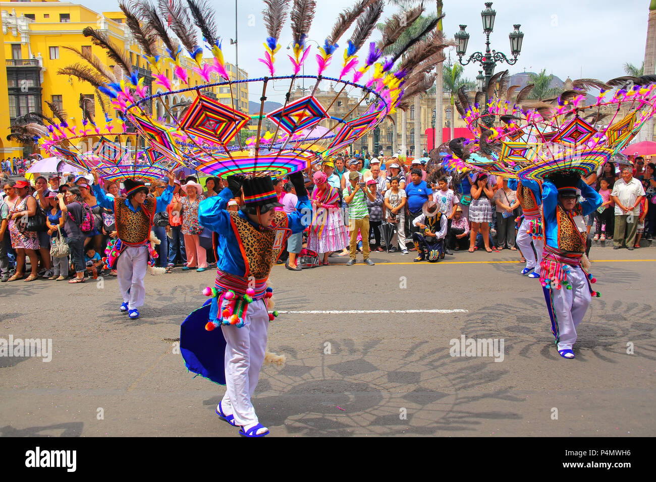 Peruvian men in traditional clothing hi-res stock photography and ...