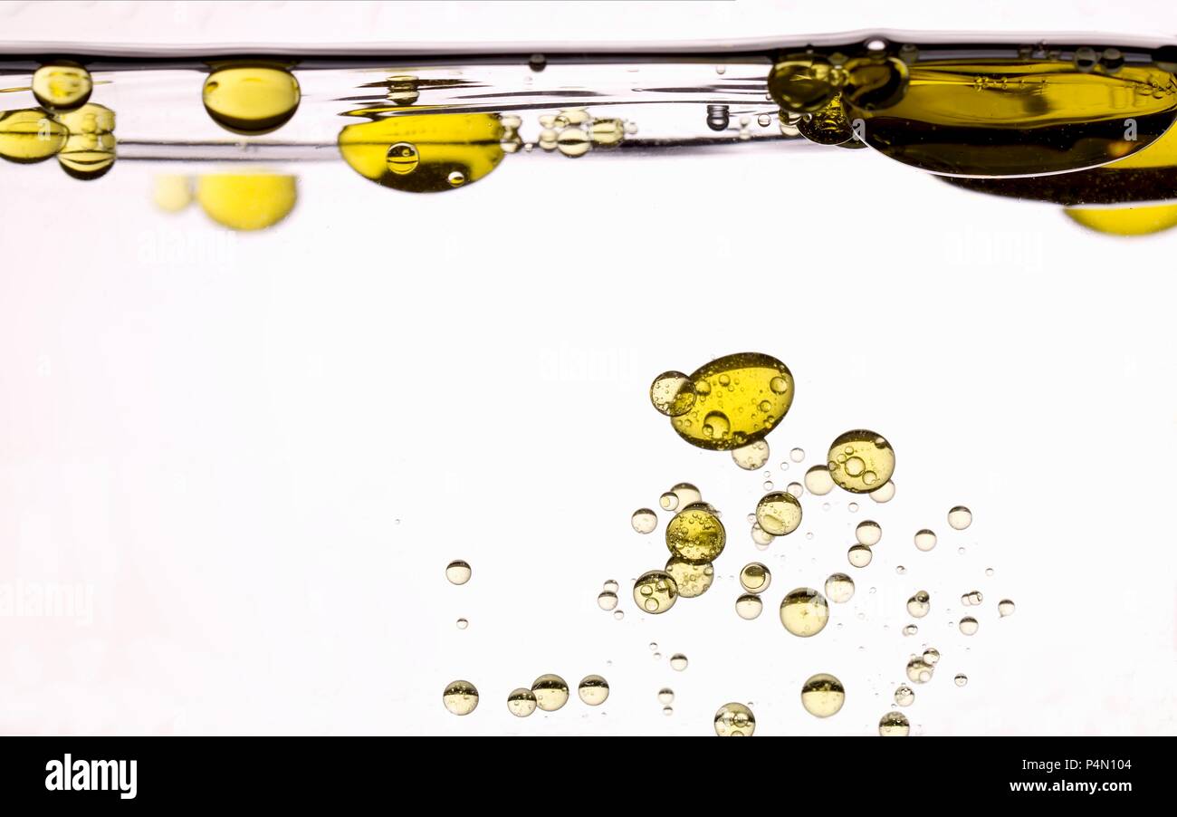 Oil drops in water, close-up Stock Photo - Alamy