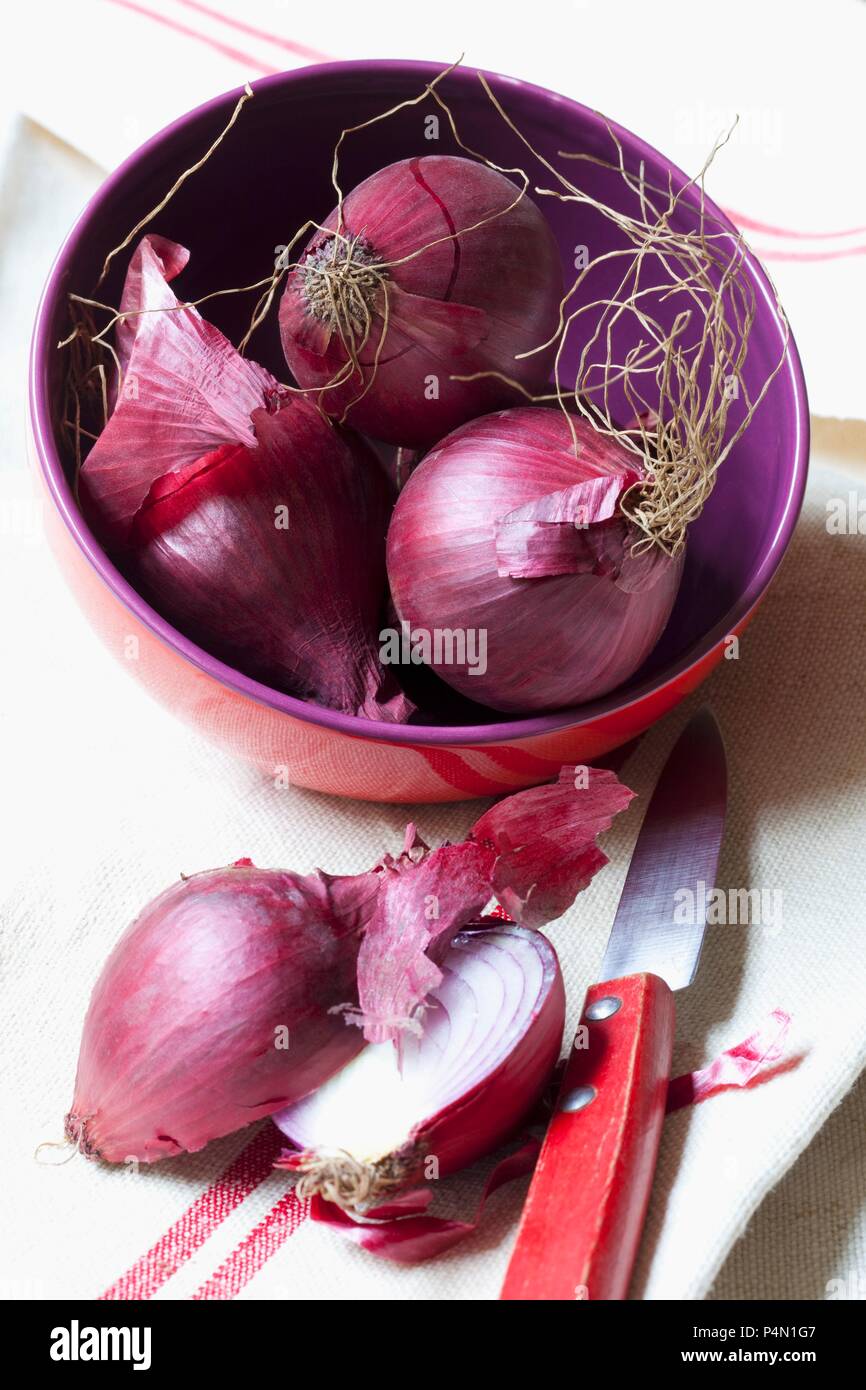 Whole and halved fresh onions hi-res stock photography and images - Alamy