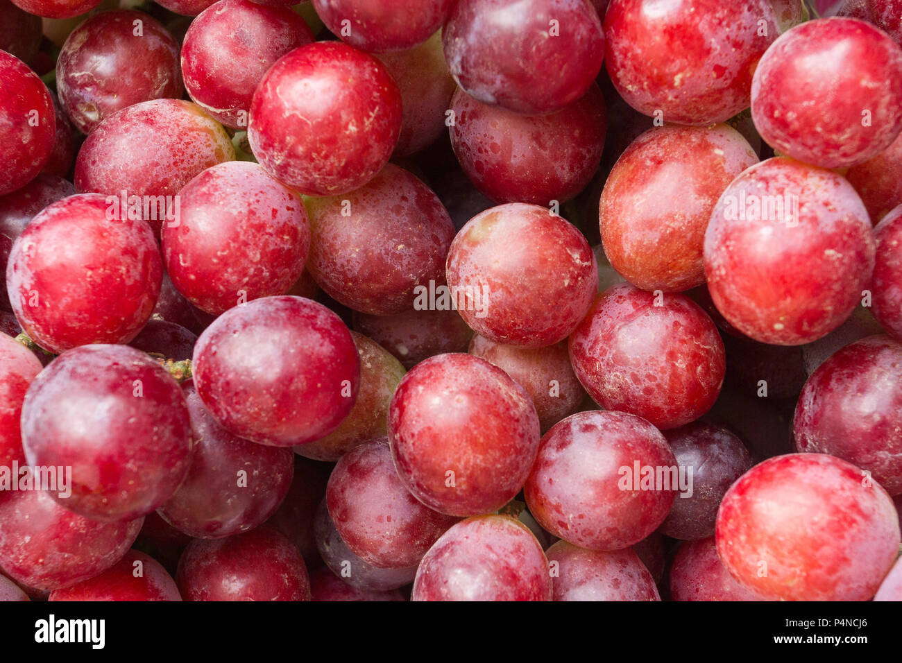 approach to pile of grapes in the market square Stock Photo - Alamy