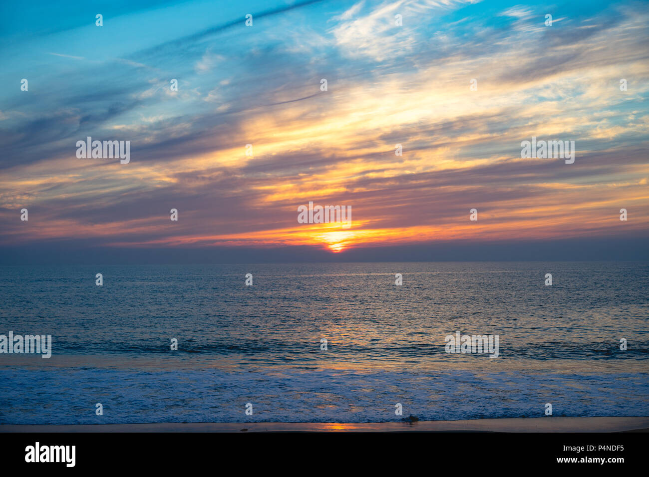 Ocean sunset with the sun going over the horizon Stock Photo - Alamy