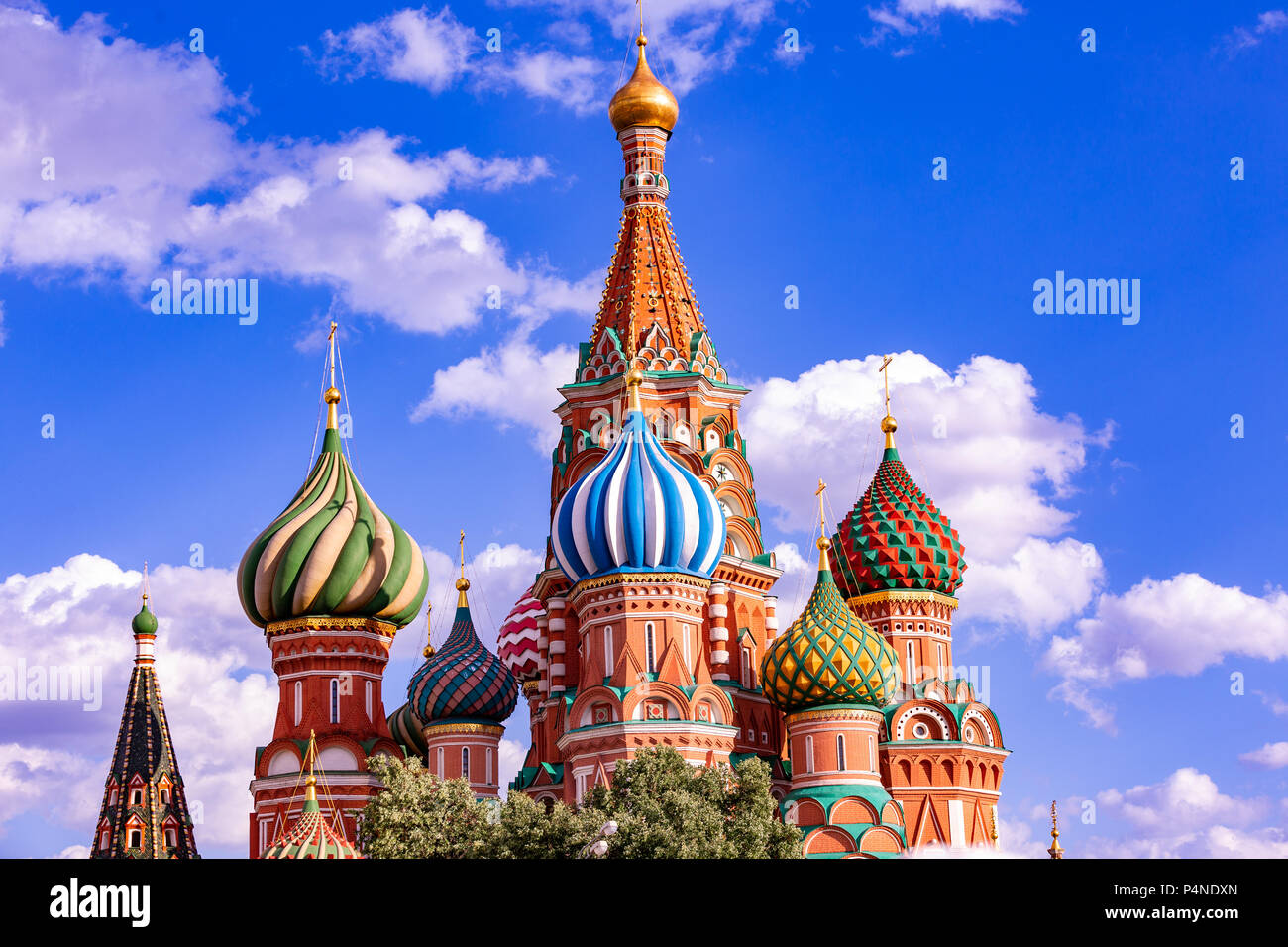 St. Basil's Cathedral on Red Square in the Kremlin in Moscow wit Stock ...