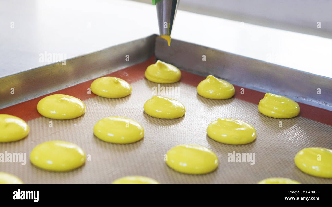 patiseriee macaron production Stock Photo - Alamy