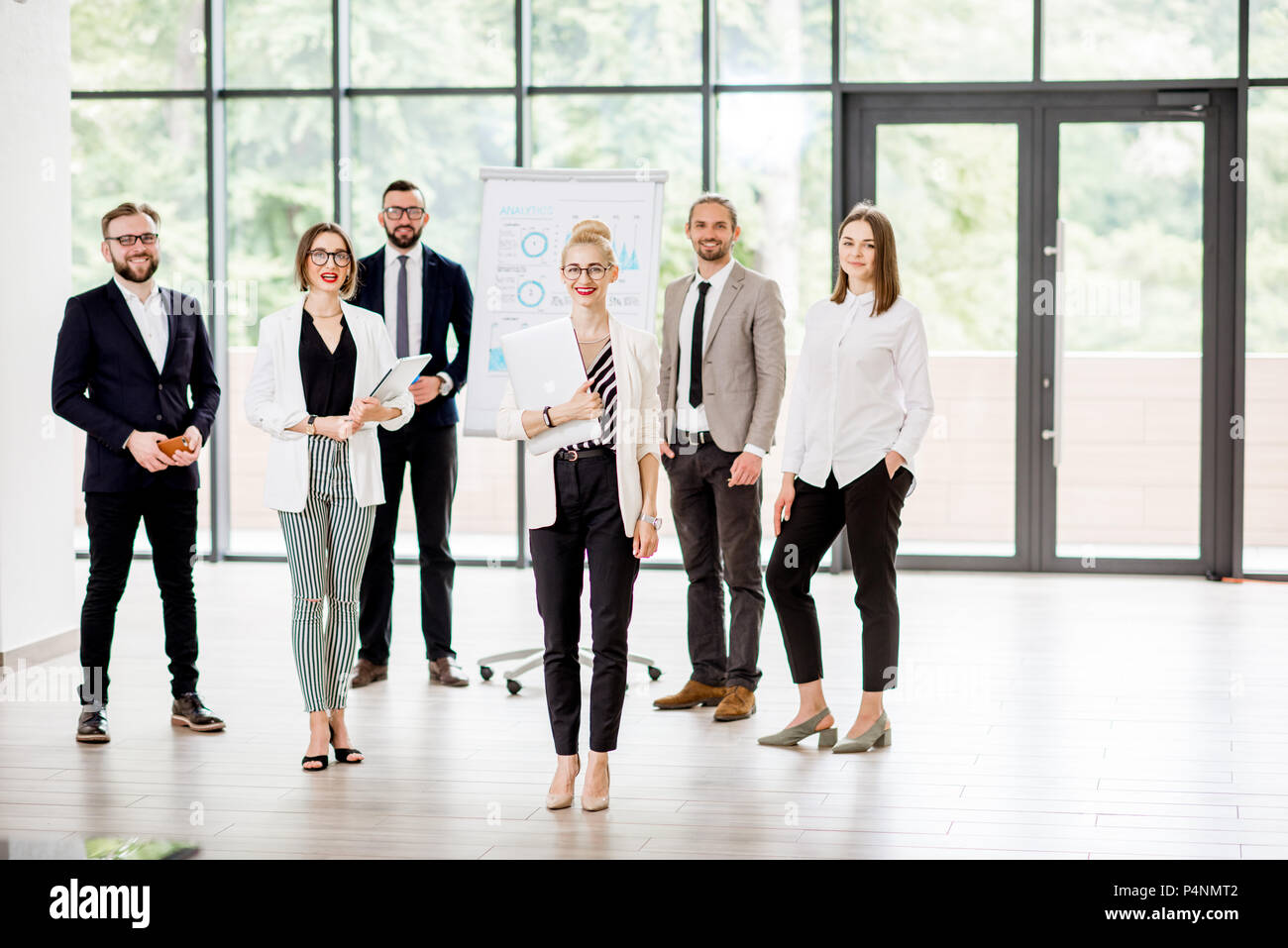 Business team working flipchart hi-res stock photography and images - Alamy
