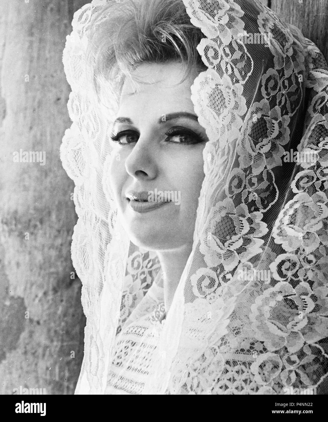 Martha hyer katie elder Black and White Stock Photos & Images - Alamy