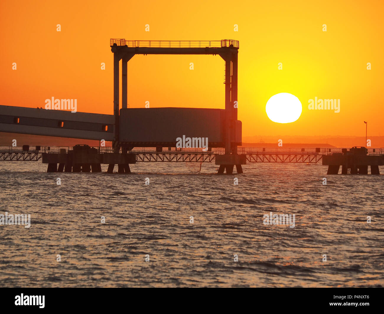 Sheerness, Kent, UK. 22nd June, 2018. UK Weather: a golden sunset in ...