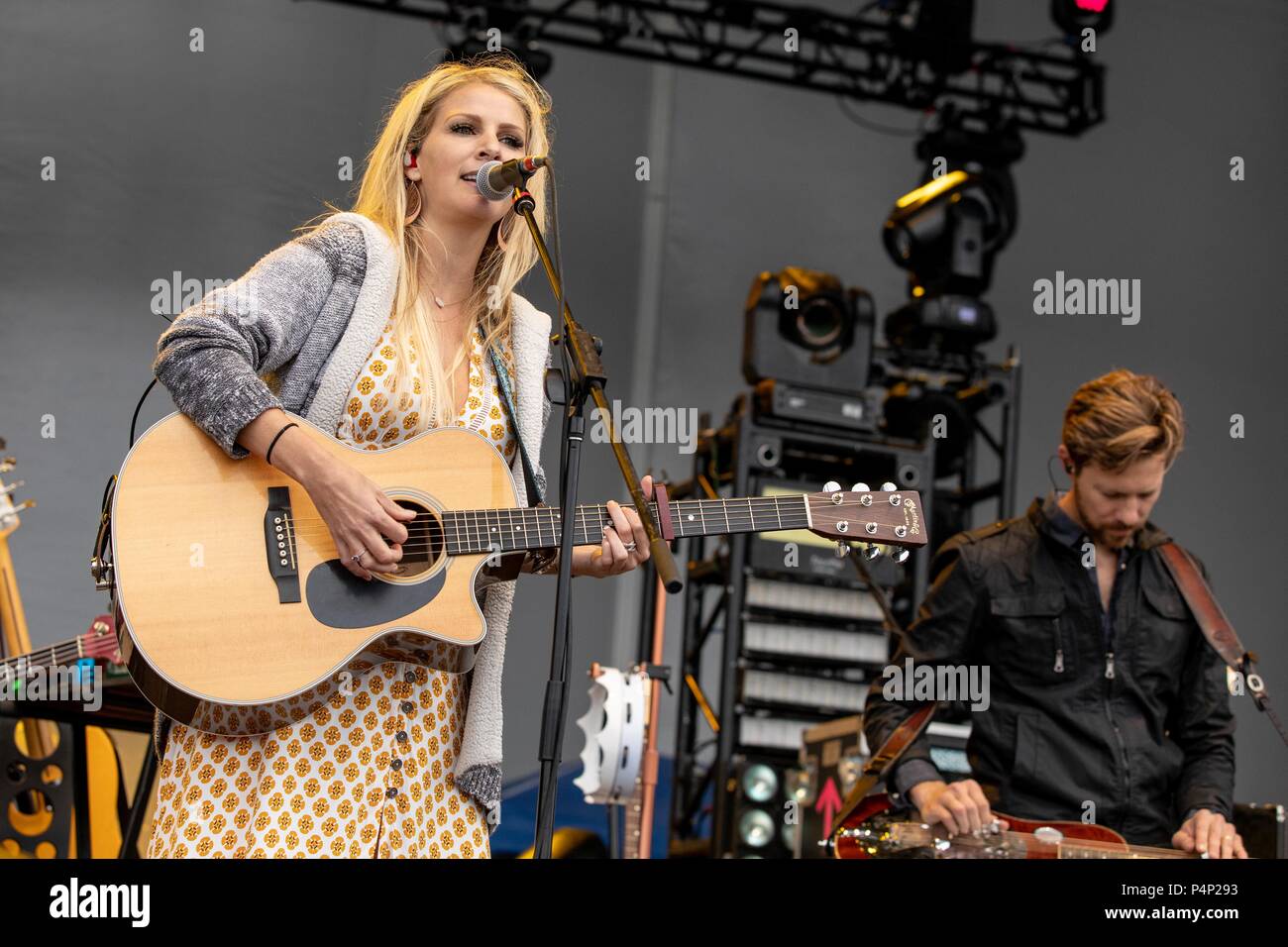 Chicago, Illinois, USA. 22nd June, 2018. JENNIFER WAYNE of Runaway June ...