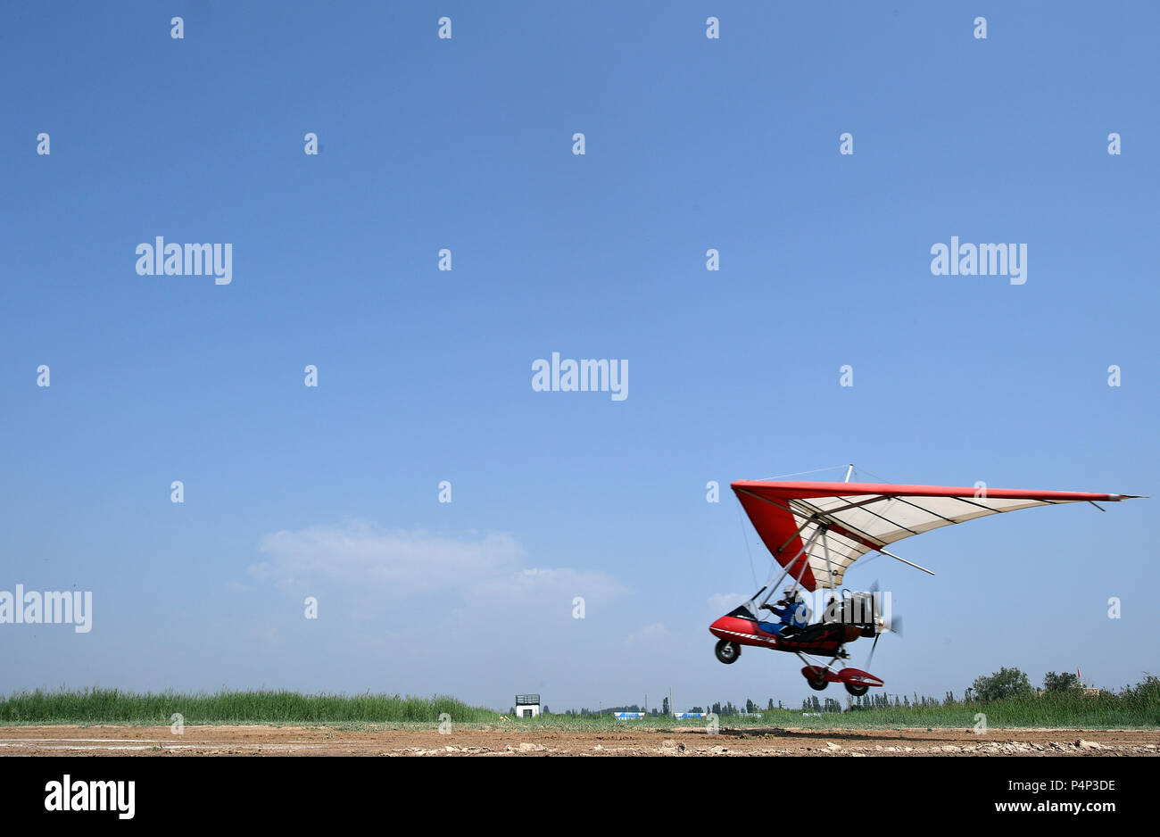 Yinchuan, China. 23rd June 2018. Liu Yibing flies a powered hang glider ...