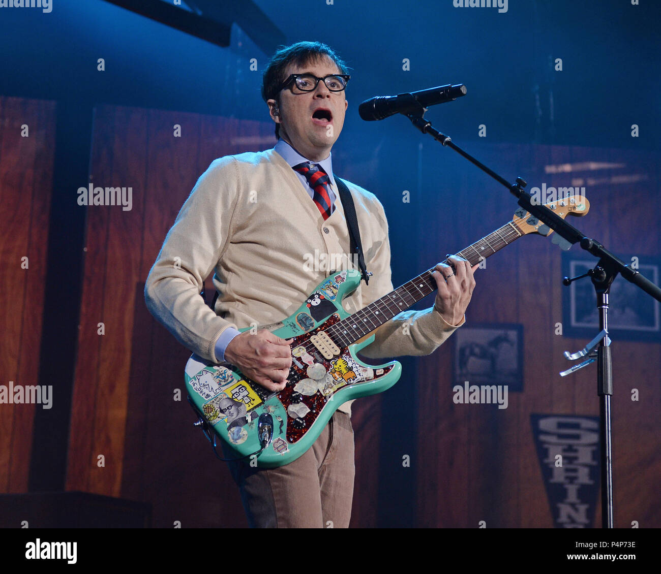 Weezer 2018 hi-res stock photography and images - Alamy