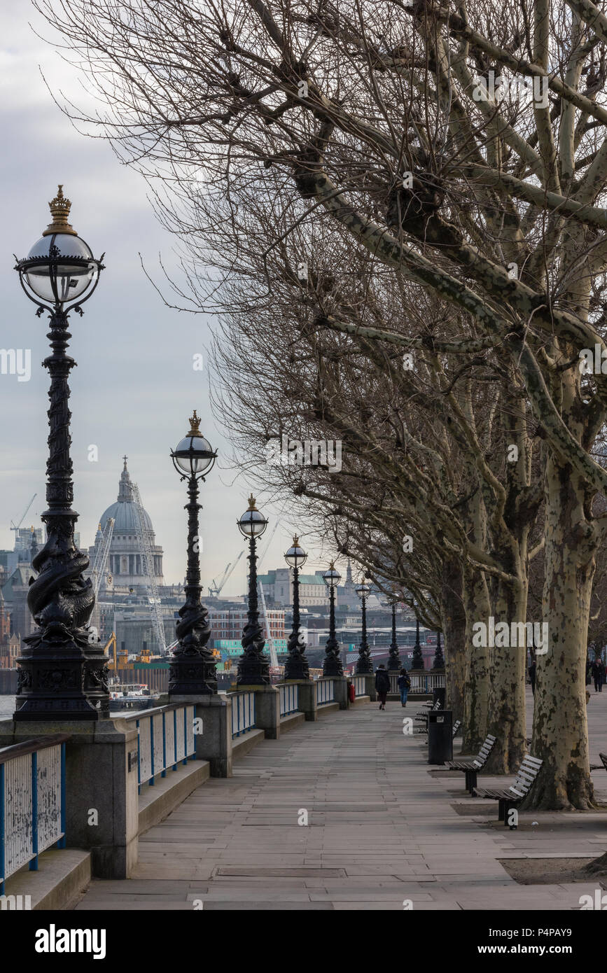 river thames path, london Stock Photo - Alamy