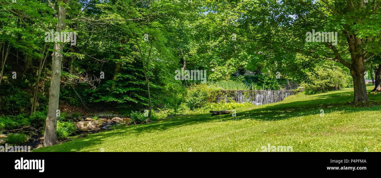 Water falling stone hi-res stock photography and images - Alamy