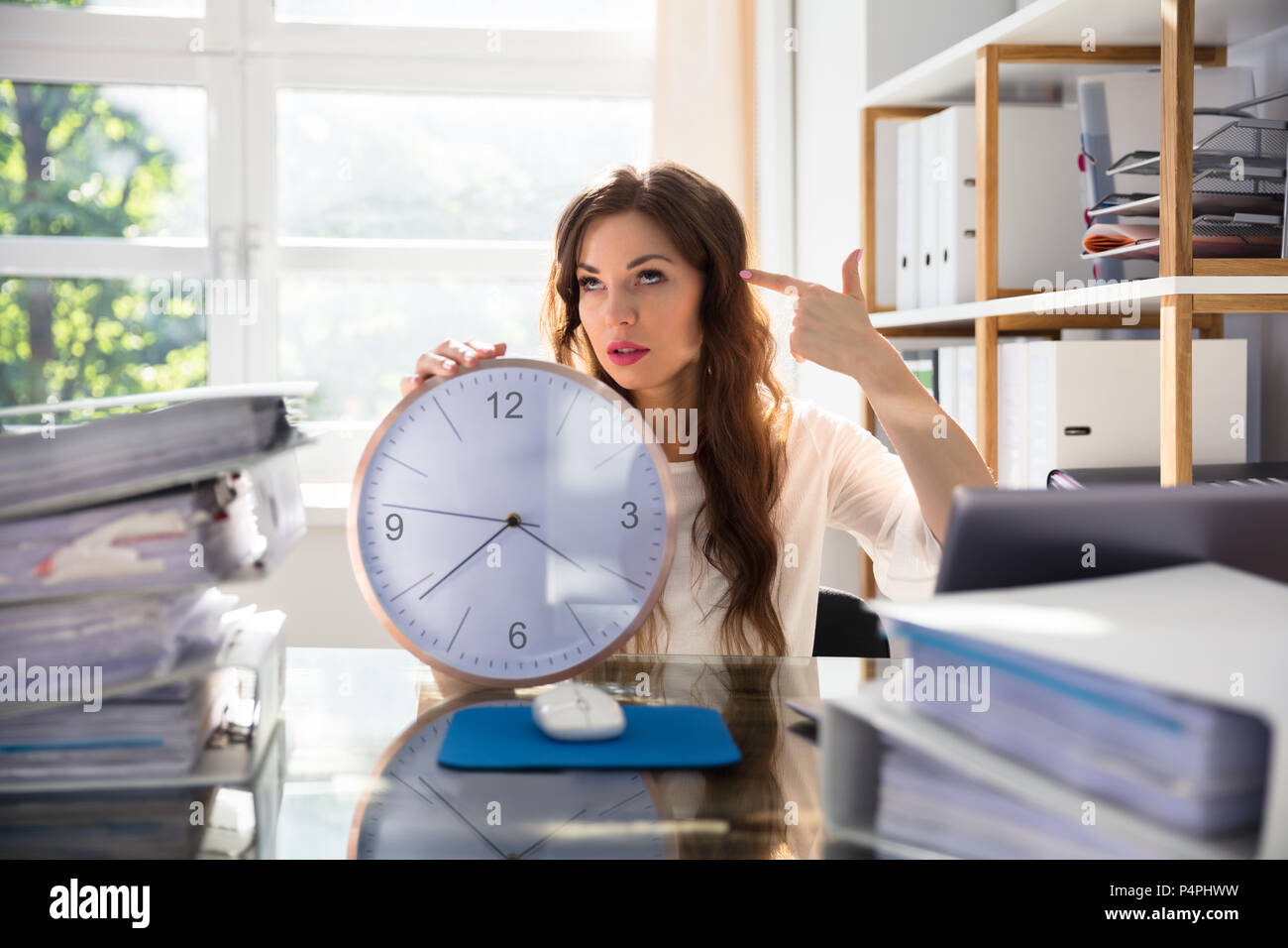 Young adult business clock hi-res stock photography and images - Alamy